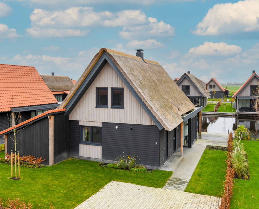 Ausstattung der Ferienvilla Haus 19 mit Reetdach in Ossenzijl ...